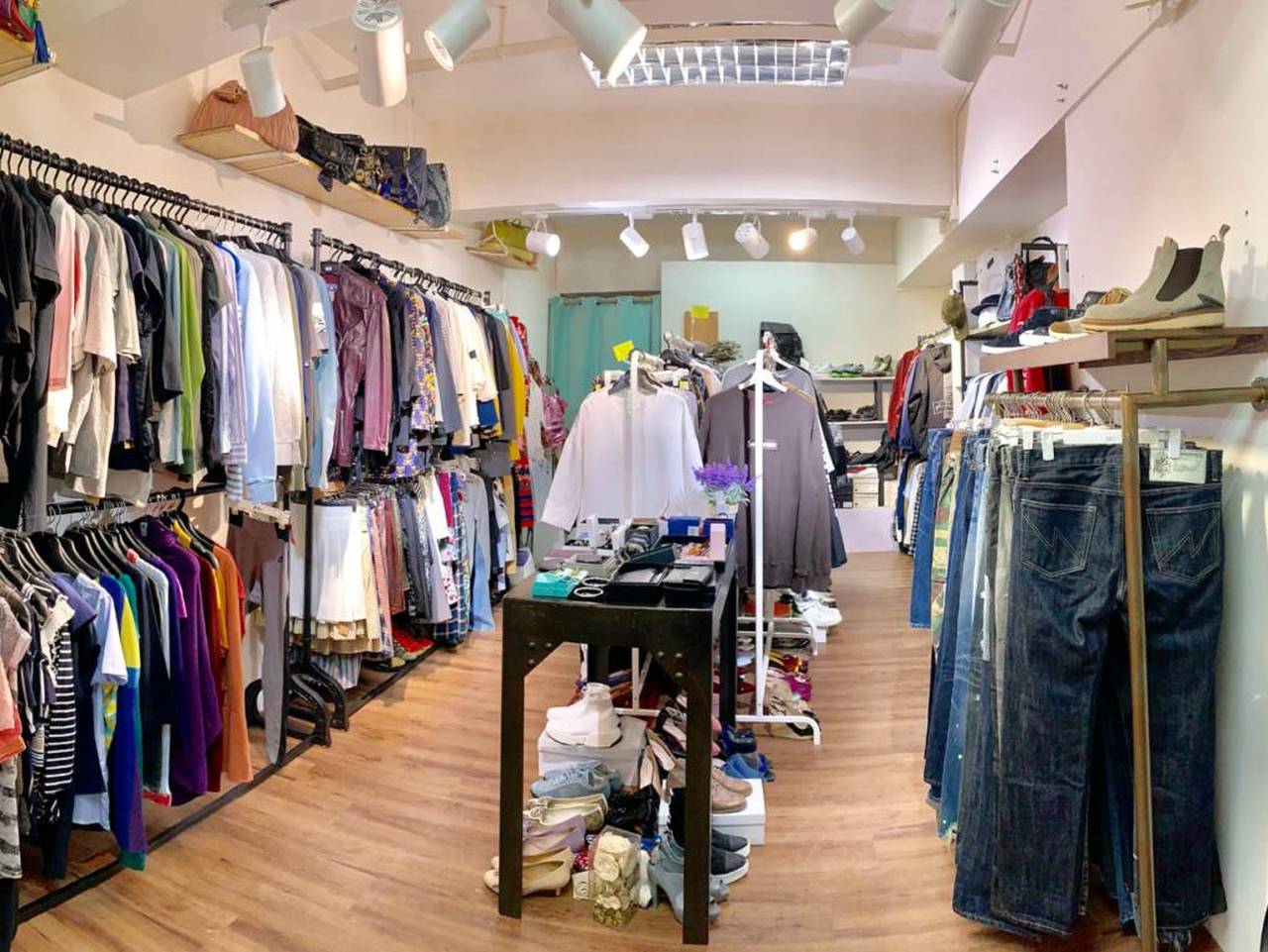Controverse pe piața produselor de lux: Burberry se deschide către zona ...